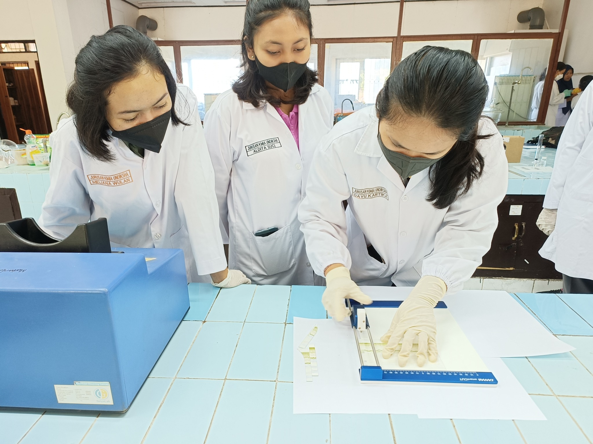 Praktikum Pemisahan dan Pemurnian Dengan KLT preparatif - D4 Kimia Terapan