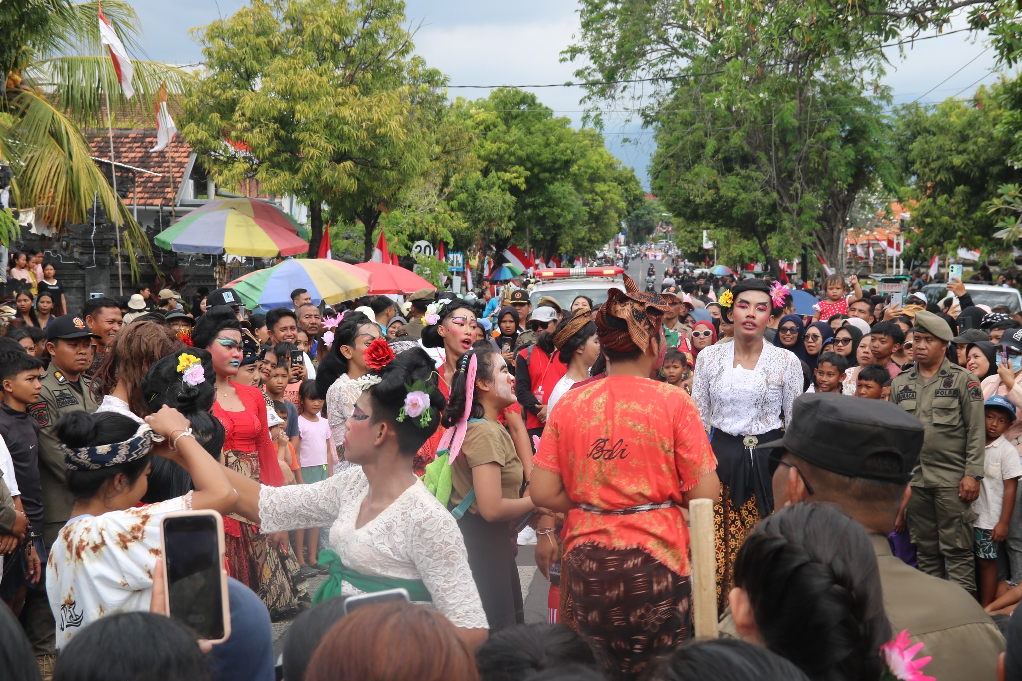 SMAS Lab Undiksha Tampil Menghibur di Lomba Gerak Jalan Kocak , Usung ...