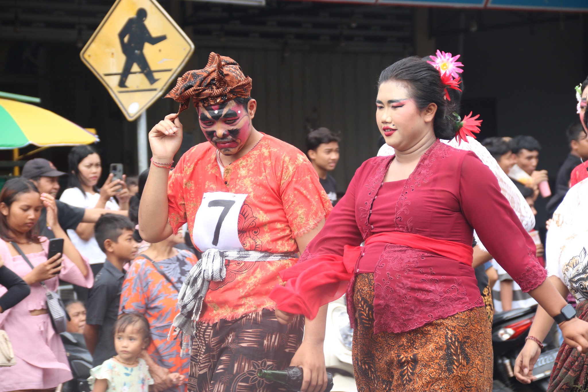 SMAS Lab Undiksha Tampil Menghibur di Lomba Gerak Jalan Kocak , Usung ...