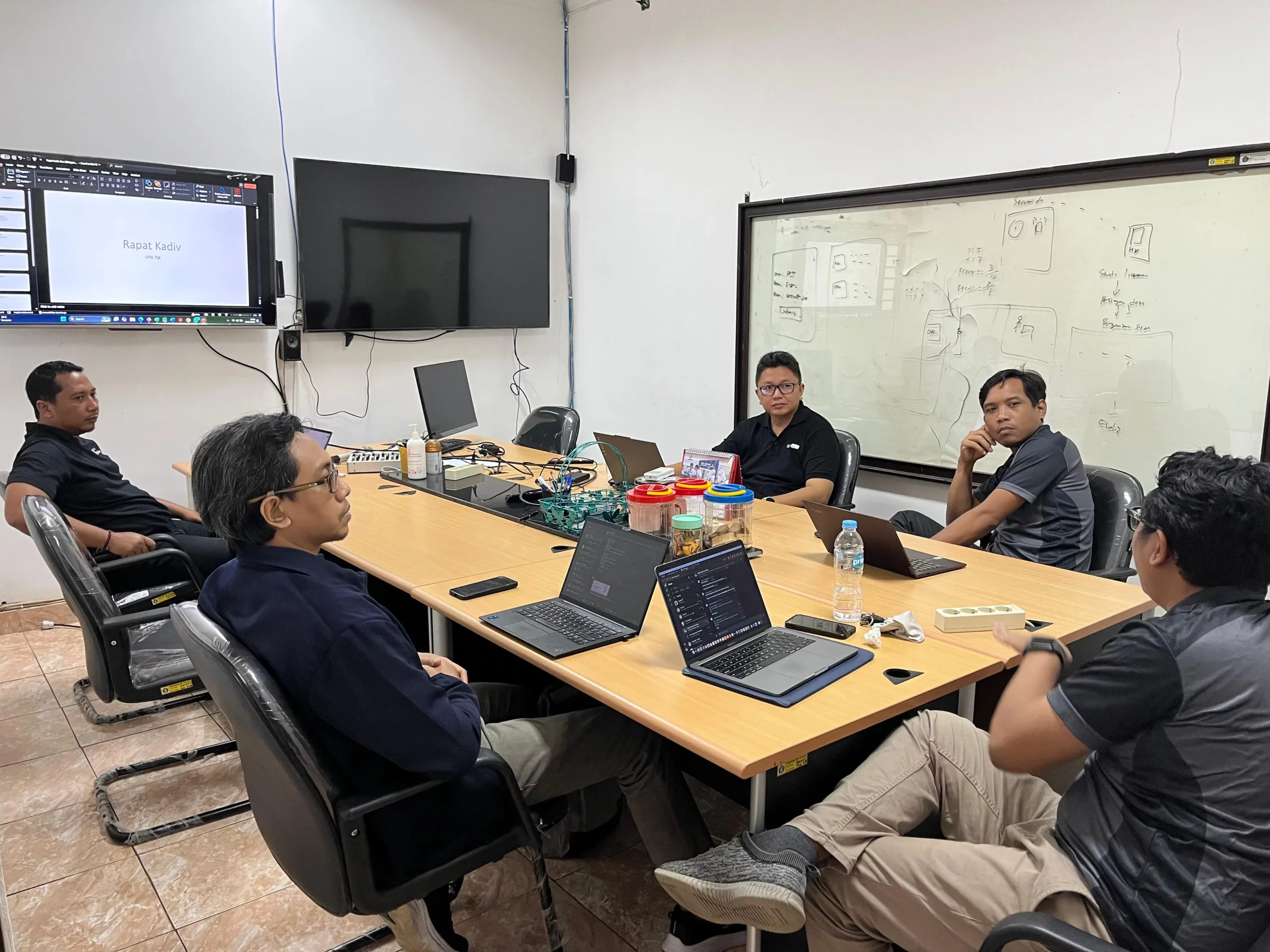 UPA TIK Undiksha Laksanakan Rapat Kepala Divisi - UPA TIK Undiksha