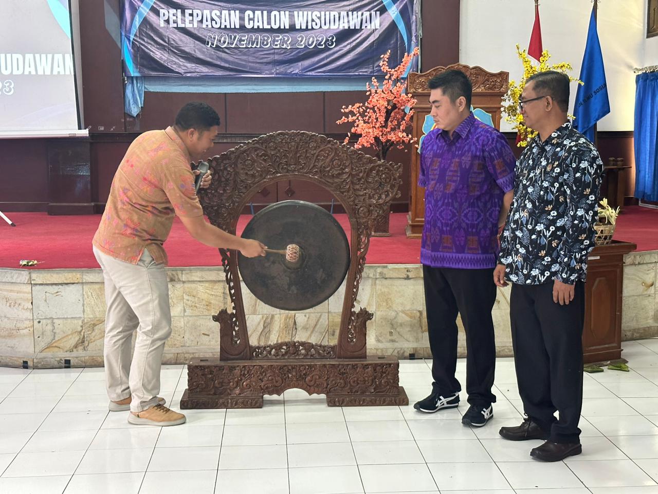 Pelepasan Calon Wisudawan FHIS Undiksha Periode November Tahun 2023 - Fakultas Hukum dan Ilmu Sosial